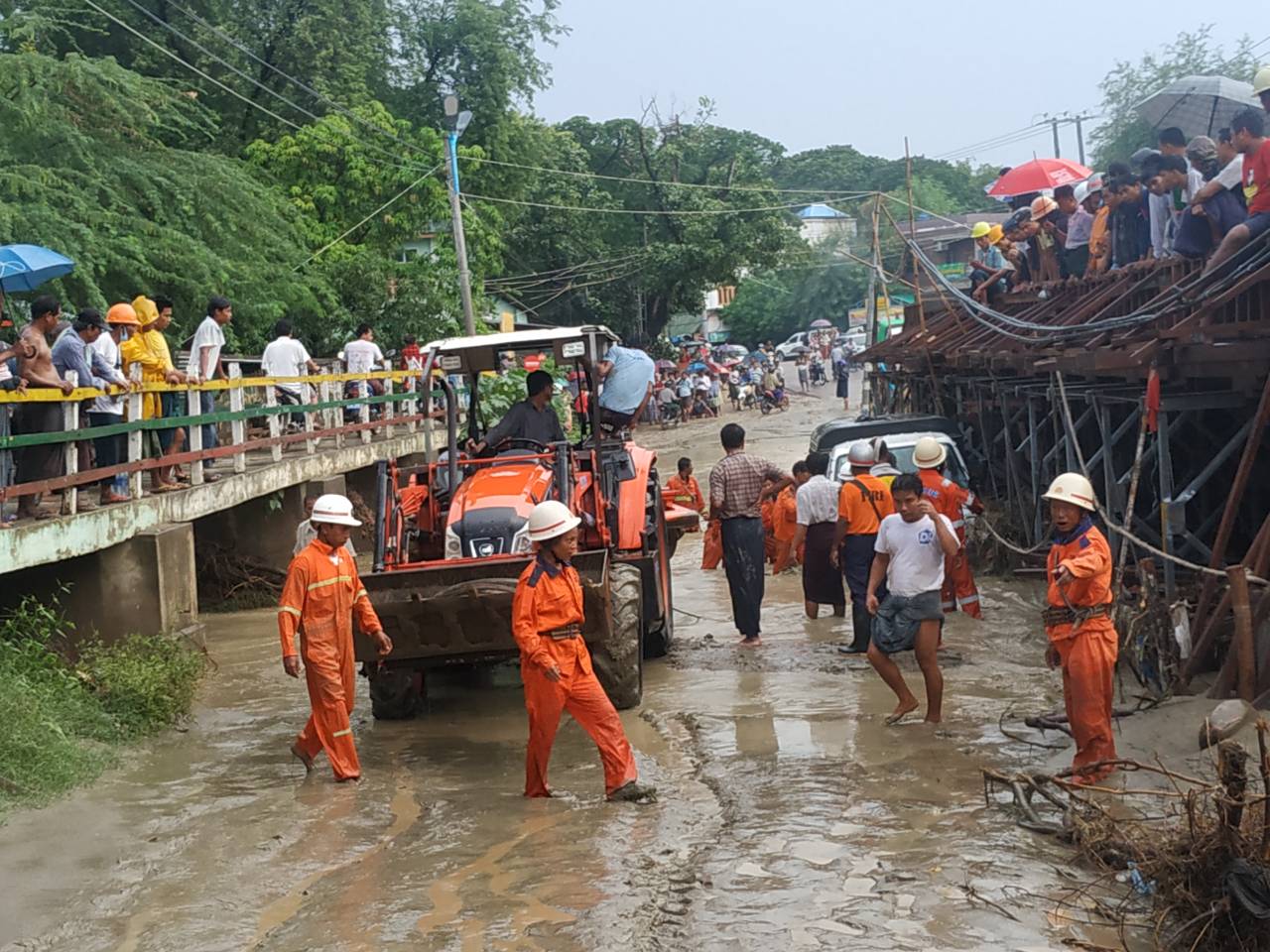 ချောက်မြို့နယ်တွင် ရတနာအိုင့်ချောင်းရေကျနေစဉ် ချောင်းအလယ်တွင် မော်တော