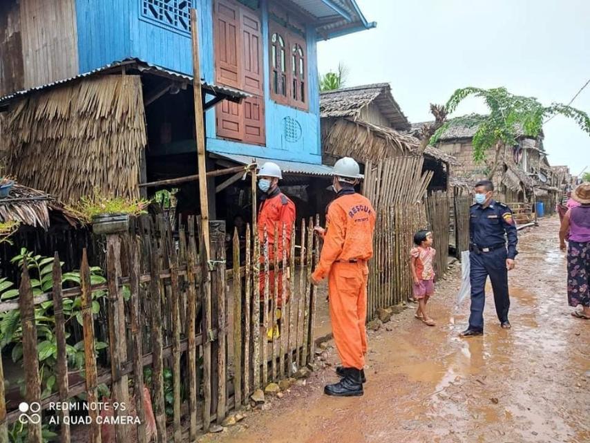 မုဒုံမြို့နယ် ကတုံးပေါ်ကျေးရွာတွင် မြစ်ကမ်းပါး ပြိုကျမှုကြောင့် လူနေအိမ