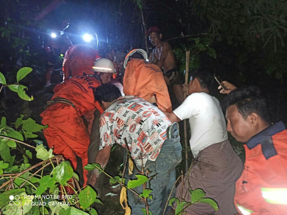 ကလေး ကလေးဝ ကားလမ်း မိုင်တိုင်အမှတ် ၅ မိုင်အနီးတွင် အိမ်စီးကားတစ်စီး မြစ်သာမြစ် အတွင်း ပြုတ်ကျမ