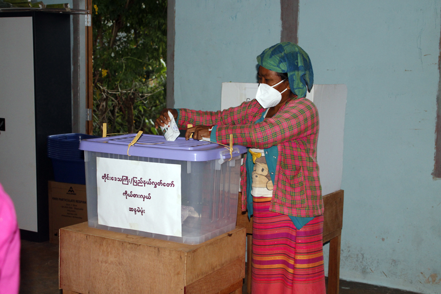 နမ့်စန်မြို့နယ်တွင် မဲဆန္ဒရှင်ပြည်သူများ ဆန္ဒမဲပေး Information And