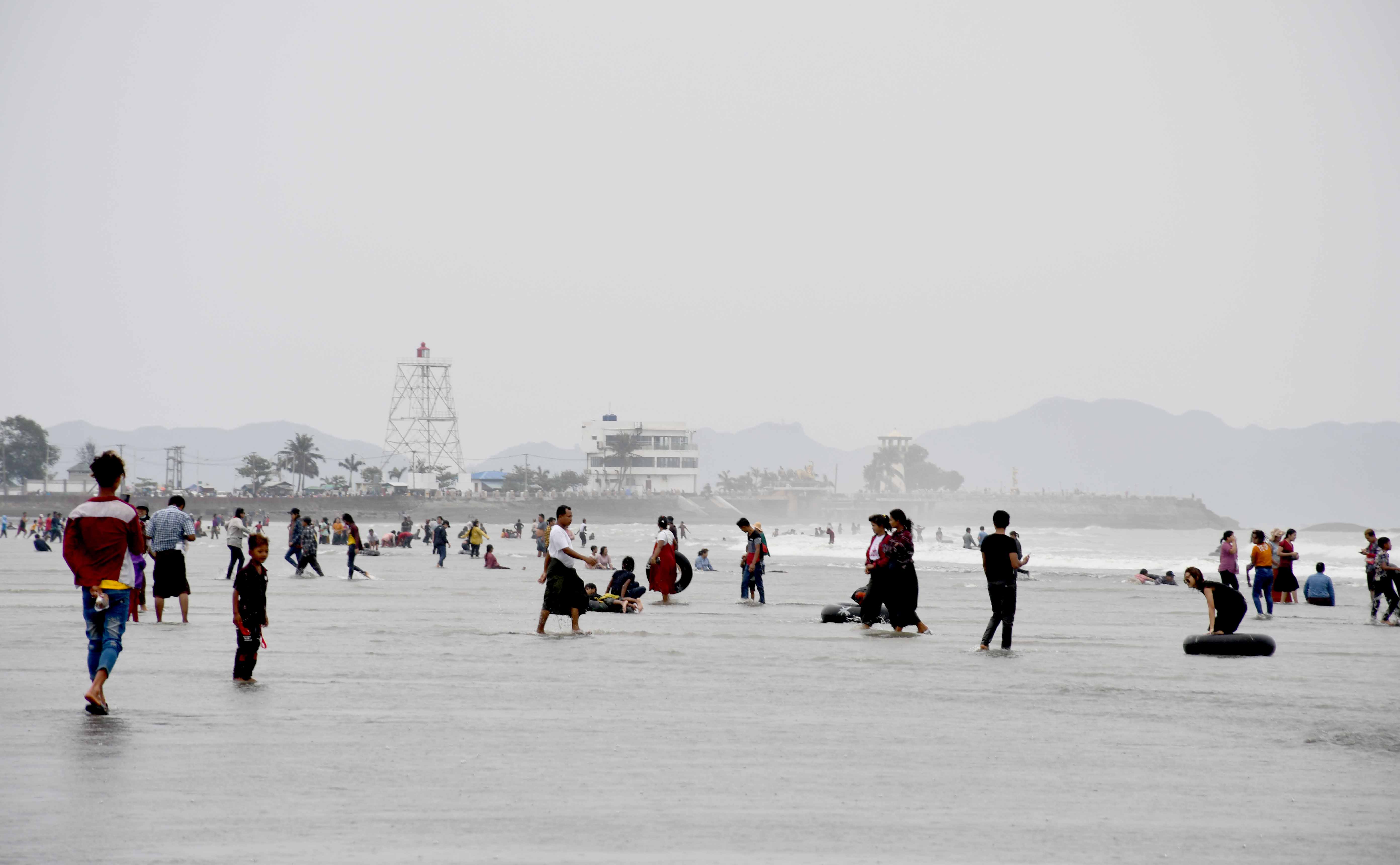 စစ်တွေမြို့၌ မဟာသင်္ကြန်အတက်နေ့တွင် ပျော်ရွှင်စွာရေကစားသူများဖြင့် စည