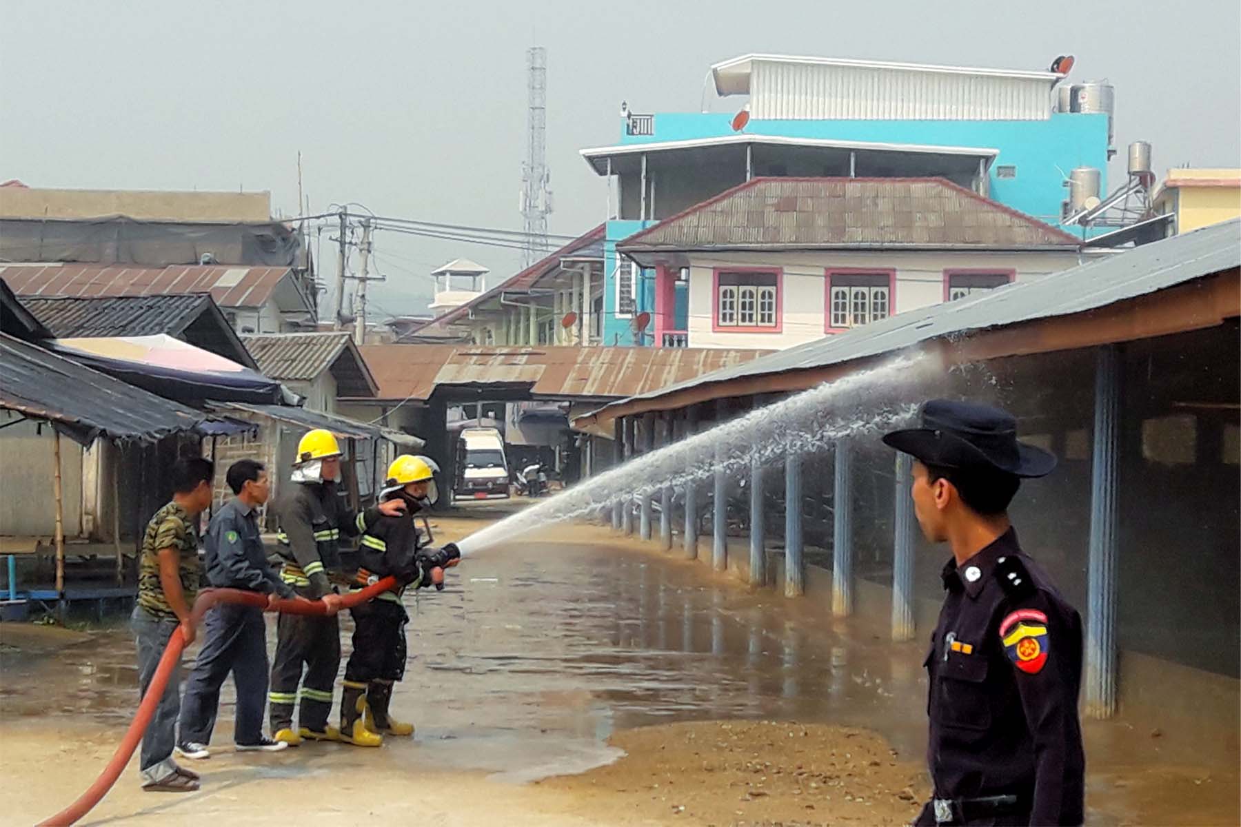 မိုင်းယောင်းမြို့မဈေး၌ မီးဘေးအန္တရာယ်ကြိုတင်ကာကွယ်ရေး မီးငြှိမ်းသတ်နည်း