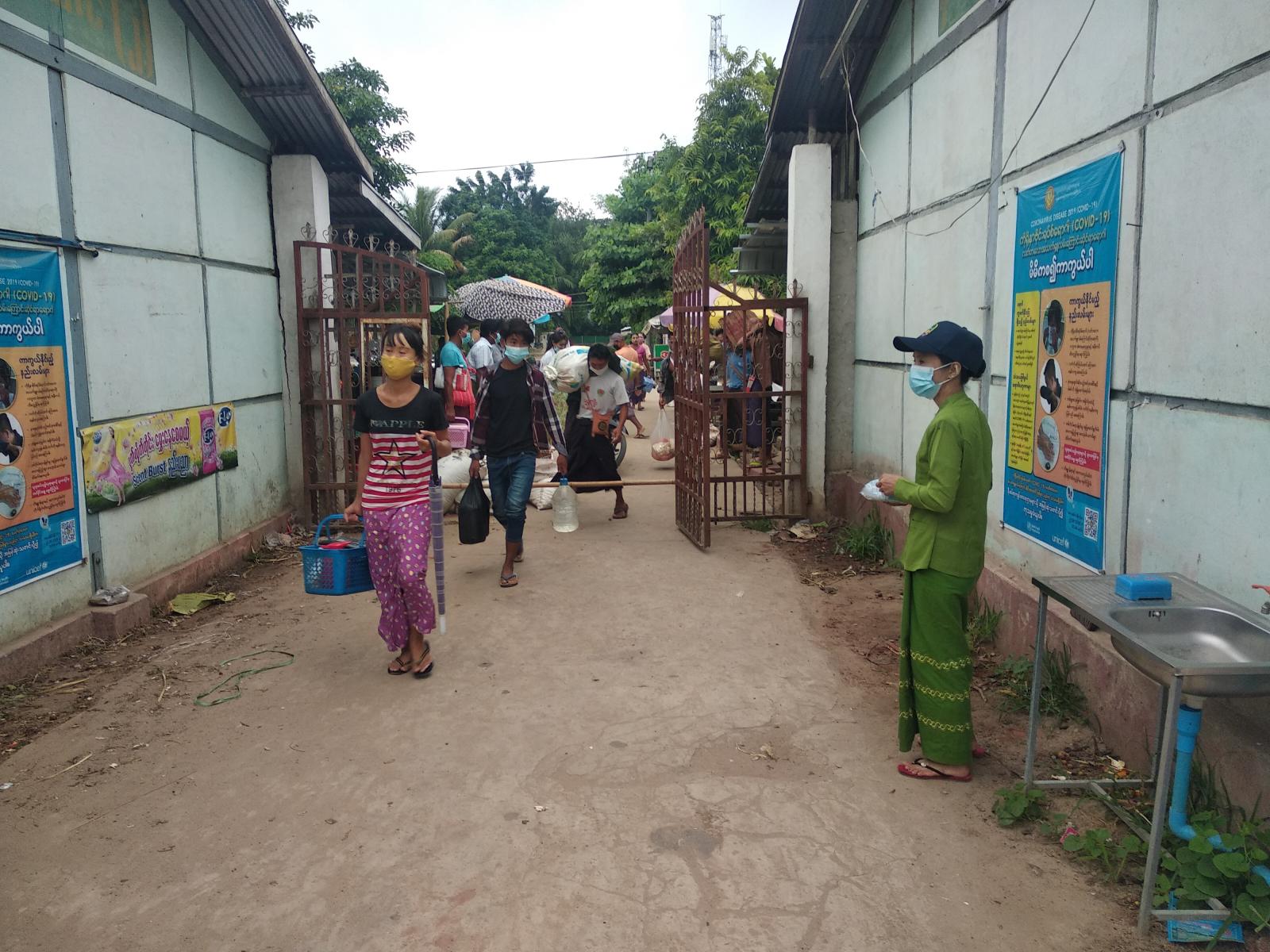 နတ်မောက်မြို့ မြို့မစည်ပင်သာယာရေးဈေးကြီးအတွင်း ကိုဗစ် ၁၉ အသိပညာပေး လုပ