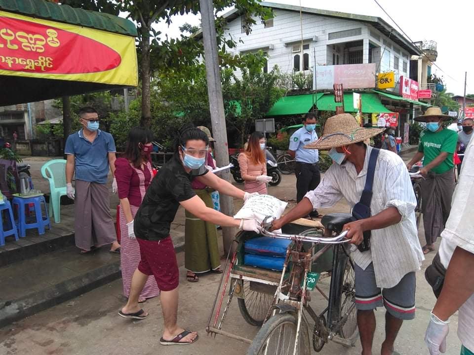 ကျောင်းကုန်းမြို့နယ်တွင် အနှေးယာဉ်လုပ်သားများအား ရွှေပုဏ္ဏမီရွှေဆိုင်မ