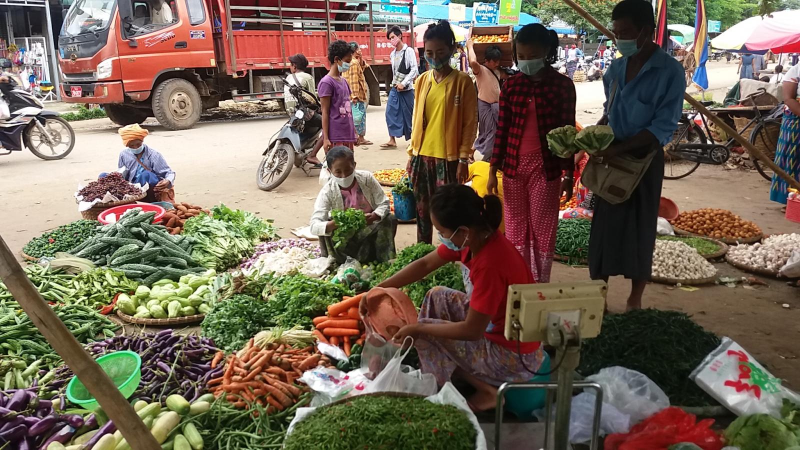 နတ်မောက်မြို့နယ် မြို့မဈေး၌ ဝင်ထွက်သွားလာနေသော ပြည်သူများ နှာခေါင်းစည်း
