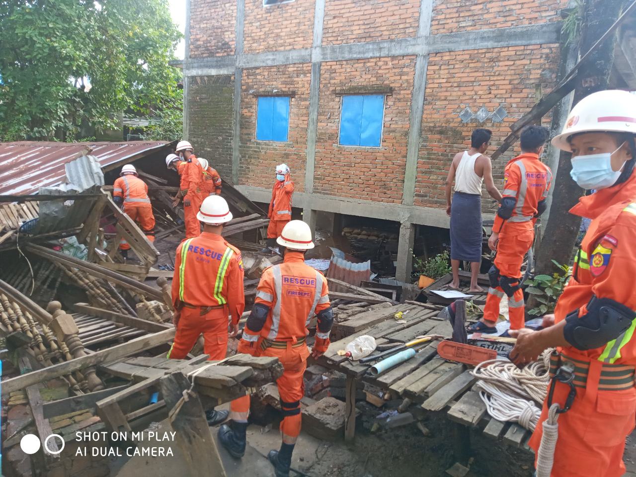 ဘားအံမြို့၊ အမှတ် ၂ ရပ်ကွက်ရှိ နေအိမ်တစ်အိမ်တွင် မြေနိမ့်ကျွံဝင်သွားရာမ
