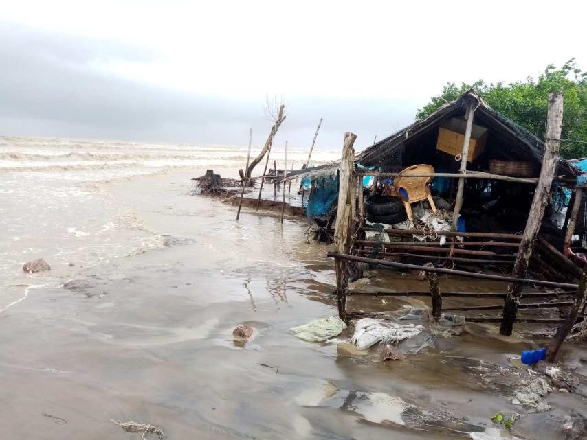 အမာမြို့၊ မင်္ဂလာသောင်တန်းကျေးရွာတွင် မိုးသက်လေပြင်းတိုက်ခတ်ပြီး ပင်လယ