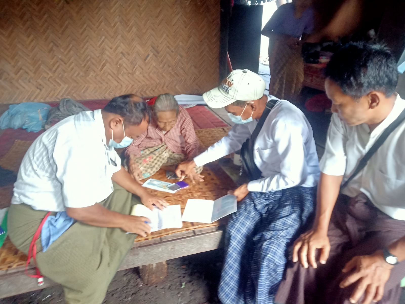 အုတ်တွင်းမြို့နယ်တွင် ကိုဗစ် ၁၉ စီးပွားရေး ကုစားမှု အစီအစဉ်အရ အသက် ၈၅