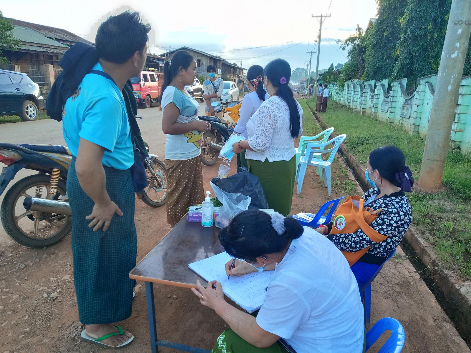 ကျေးသီးမြို့၌ ကိုဗစ် ၁၉ ရောဂါ ကြိုတင်ကာကွယ်ရေး အတွက် နှာခေါင်းစည်းများအား “ယခုဝယ် ယခုတပ်စနစ်” ဖ