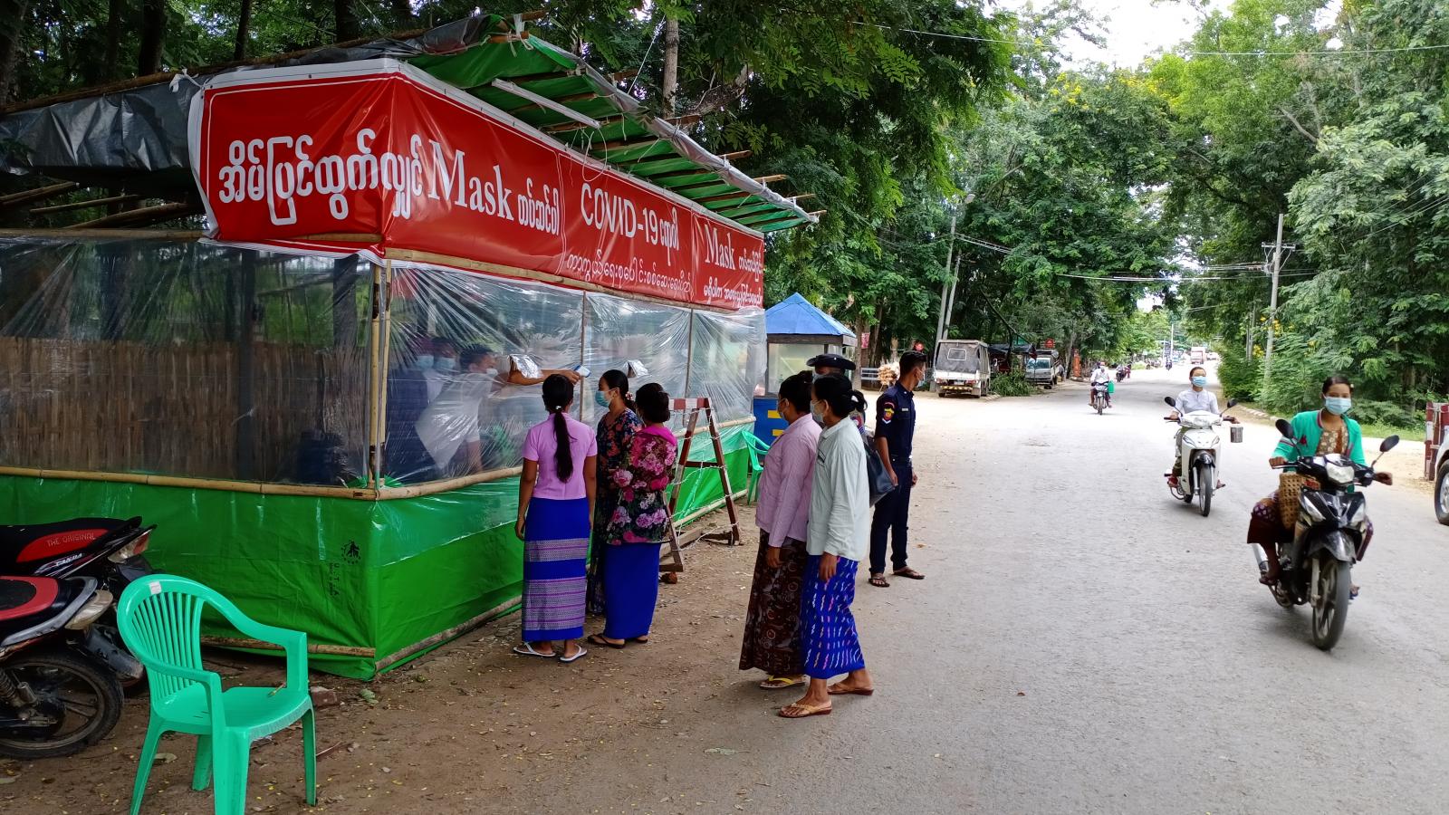 ကန့်ဘလူမြို့နယ်တွင် နေအိမ်ပြင်ပ ထွက်ခွာလာသူများ နှာခေါင်းစည်းတပ်ဆင်မှု