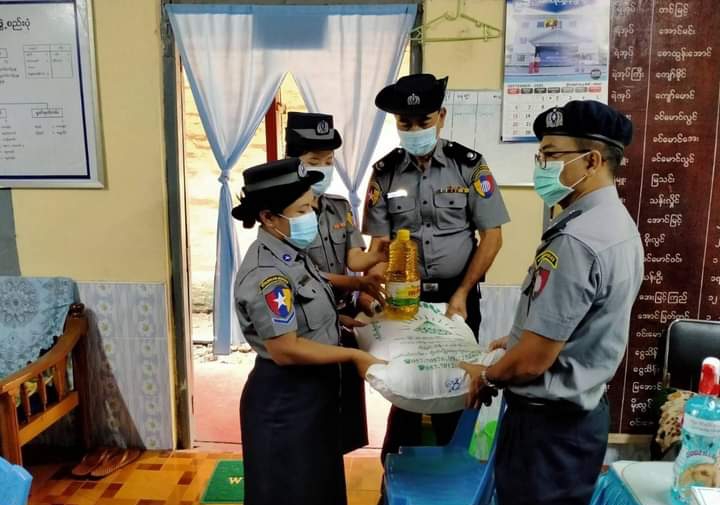 မုဒုံမြို့နယ်တွင် ရဲတပ်ဖွဲ့မှူးရုံးရှိ တပ်ဖွဲ့ဝင်နှင့် စာရေးဝန်ထမ်းများ