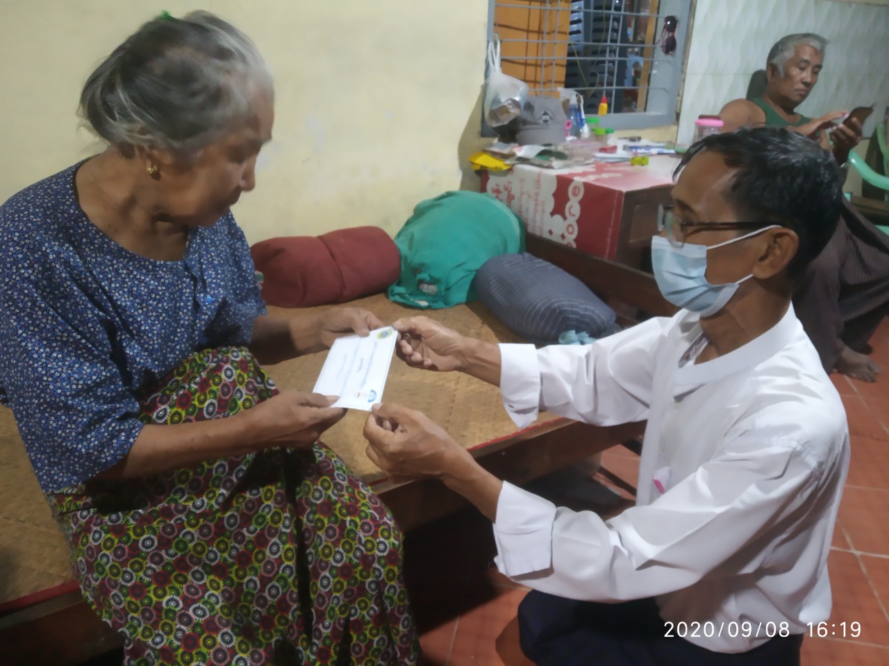 ဒိုက်ဦးမြို့တွင် အသက် ၈၅ နှစ်နှင့်အထက် ဘိုးဘွားများအား အိမ်တိုင်ရာရောက