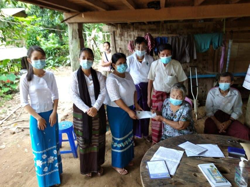 သံတောင်ကြီးမြို့နယ်၊ ရွာကြီးကျေးရွာအုပ်စုတွင် အသက် ၈၀ နှင့် ၈၅ နှစ်အတွင်းဘိုးဘွားများအား ထောက