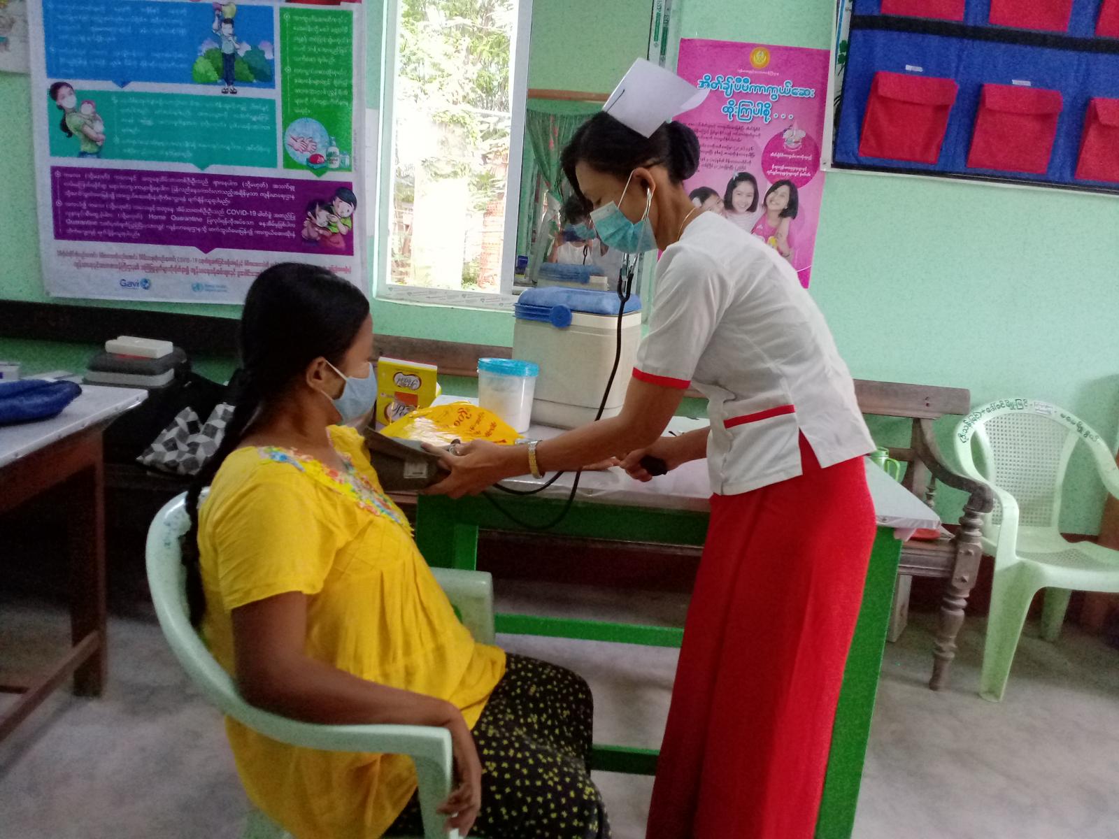 နတ်မောက်မြို့နယ်တွင် ကိုယ်ဝန်ဆောင်မိခင်များအား ပုံမှန်ဆေးထိုး၊ ဆေးတိုက