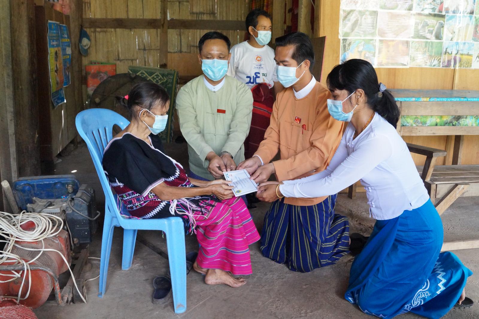 မယ်စဲ့မြို့နယ်အတွင်းရှိ အသက် ၈၀ နှစ်မှ ၈၅ နှစ်အကြား သက်ကြီးဘိုးဘွားမ