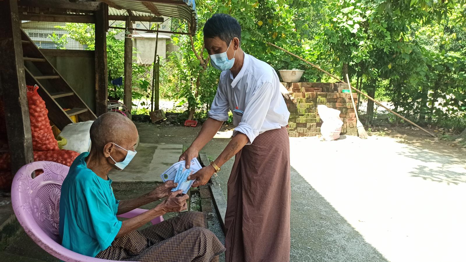 ထန်းတပင်မြို့နယ်၌ အသက် ၈၀ နှစ်နှင့် ၈၅ နှစ်ကြား ဘိုးဘွားများအား အိမ်တိုင်ရာရောက် ထောက်ပံ့င