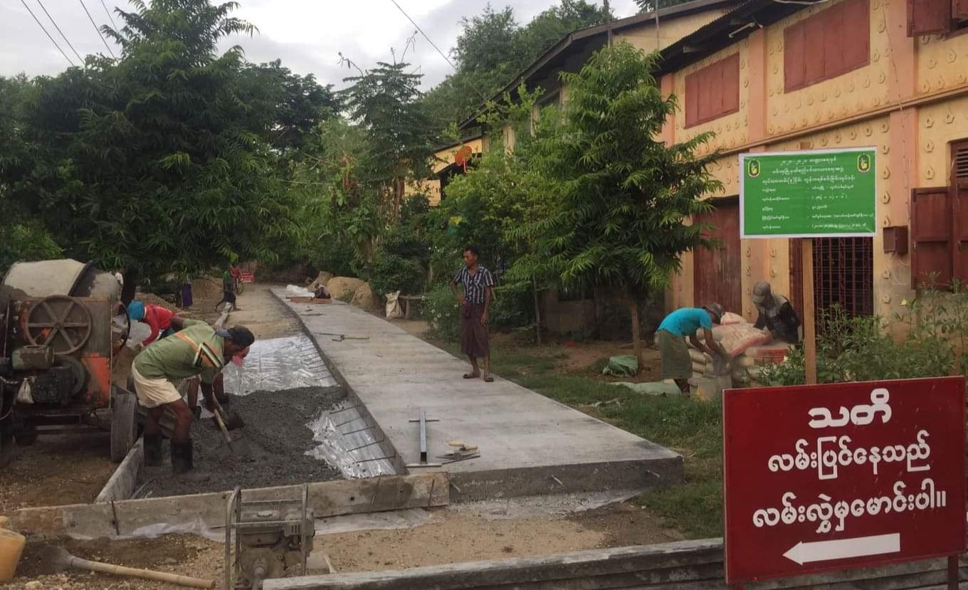 သရက်ခရိုင်၊ မင်းလှမြို့၌ မြို့နယ်စည်ပင်သာယာရေးအဖွဲ့မှ ကွန်ကရစ်လမ်းခင်းခြင်းလုပ်ငန်း ဆောင်ရွက