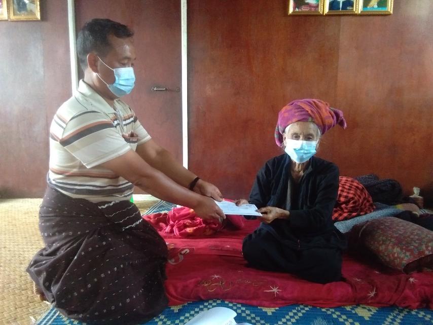 ကျောက်တလုံးကြီးမြို့အတွင်း အသက် ၈၀ နှစ်မှ ၈၅ နှစ် အကြား သက်ကြီးဘိုးဘွားများအား ထောက်ပံ့ငွေများ