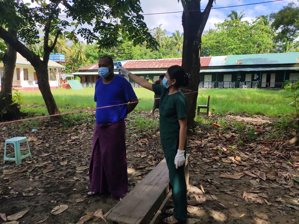 ငရုတ်ကောင်းမြို့ အထက ရှိ Quarantine Center တွင် အသွားအလာကန့်သတ်ထားသူ ၃
