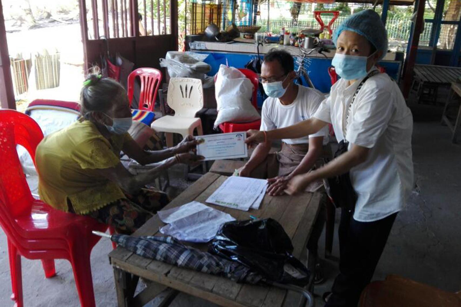 ဒဂုံမြို့နယ်၌ ကိုဗစ် ၁၉ကာလစီးပွားရေးကုစားမှုအစီအစဉ်အရ အသက် ၈၅ နှစ်အထက် ဘိုးဘွားများအား အိမ်တိုင