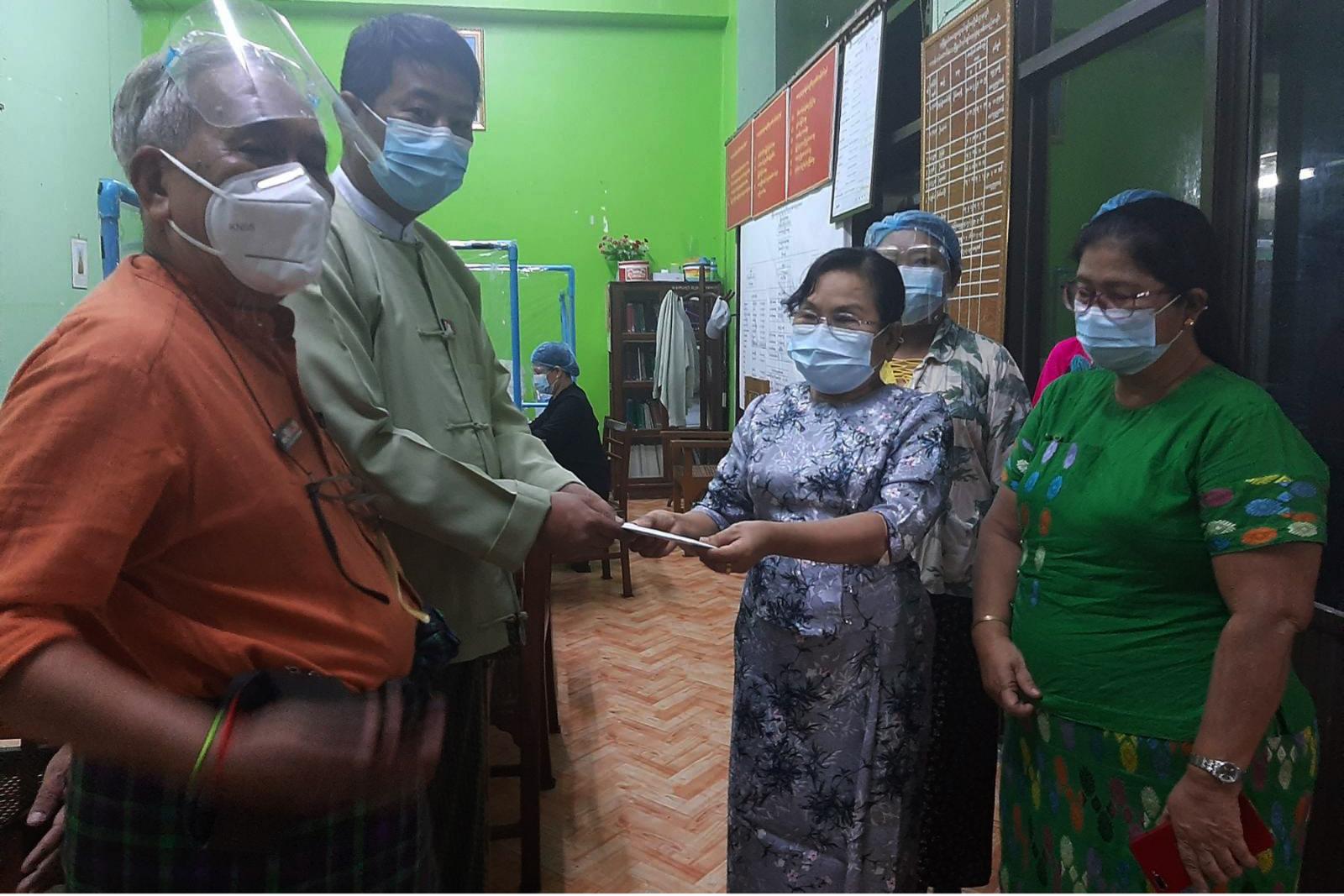 ဒဂုံမြို့နယ် ကိုဗစ် ၁၉ကော်မတီသို့ သမဝါယမဦးစီးဌာနမှ အလှူငွေကျပ် ၂ သိန်း