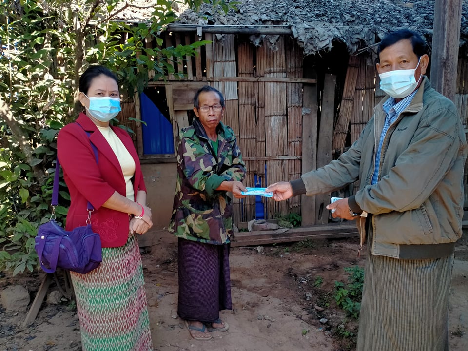 မိုင်းတုံမြို့၌ ပုံမှန်ဝင်ငွေမရှိသော အခြေခံလူတန်းစားအိမ်ထောင်စုများအား