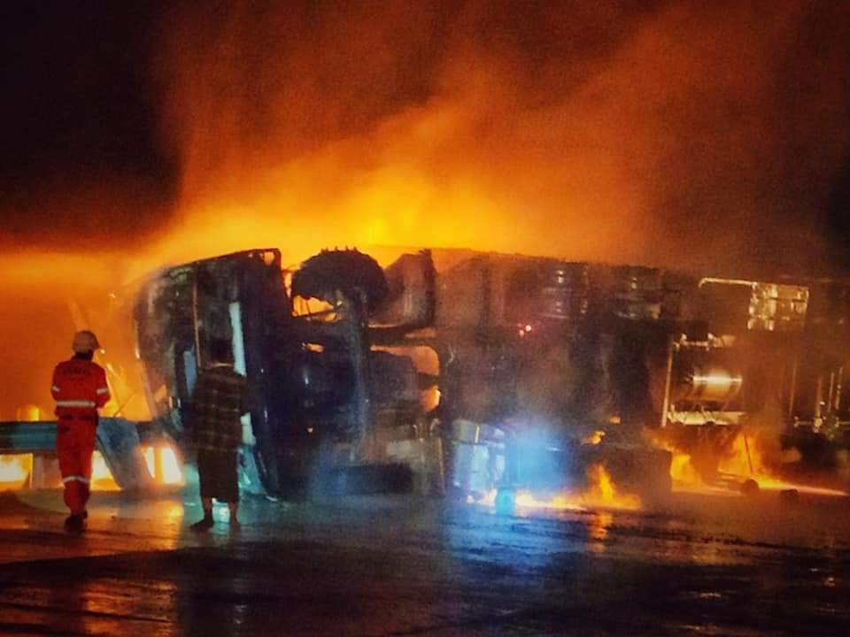 ရန်ကုန် မန္တလေးအမြန်လမ်း မိုင်တိုင် ၃၅၇ ၅ နှင့် ၃၅၇ ၆ အကြား အရက်ဆီများ တင်ဆောင် လာသည့် ၂၂ ဘီး တ