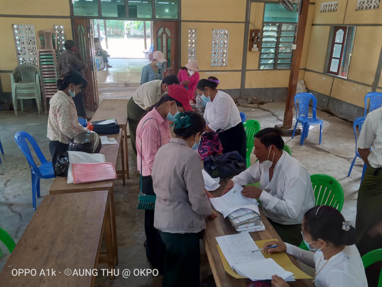 အုတ်ဖိုမြို့နယ်တွင် သက်ဆိုင်ရာမဲရုံများအတွက် မဲလက်မှတ်များထုတ်ပေး