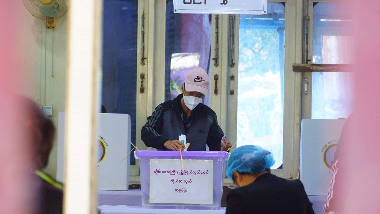 မူဆယ်မြို့၊ နယ်စပ်ဒေသ၌ သက်ဆိုင်ရာရပ်ကွက်အတွင်းရှိ မဲရုံအသီးသီး၌ ပြည်သူလူထုများ ဆန္ဒမဲပေး