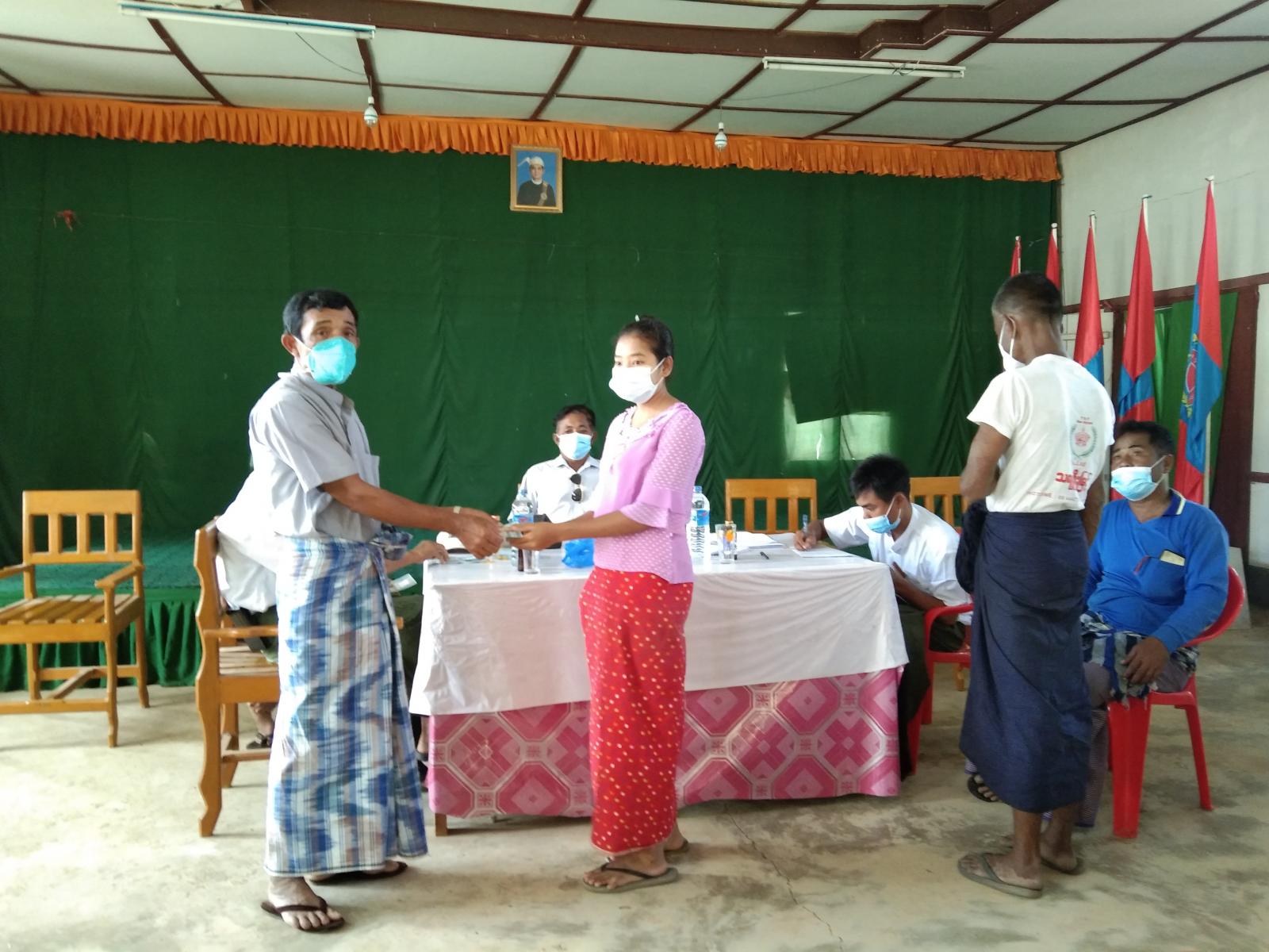 ပလောက်မြို့၊ အမှတ် ၁ ရပ်ကွက်ရှိ ပုံမှန်ဝင်ငွေမရှိသော အခြေခံအိမ်ထောင်စုများအား စတုတ္ထအကြိမ် ထောက