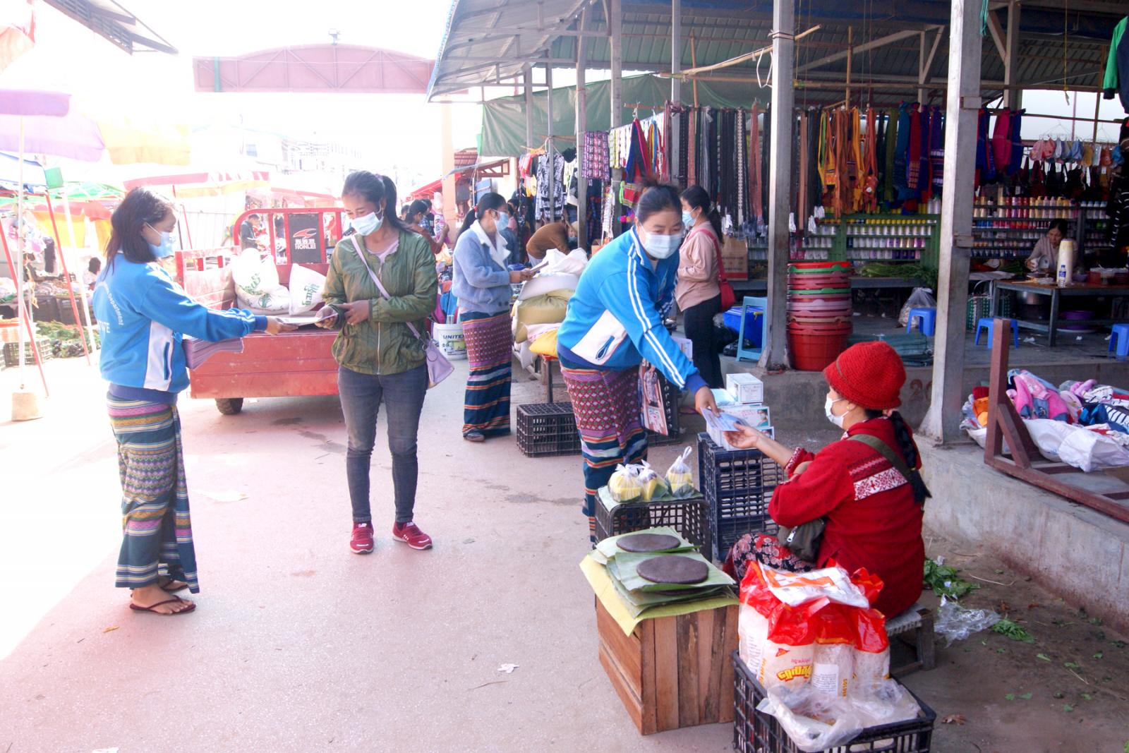 ဟိုပန်မြို့၌ ၂၀၂၀ပြည့်နှစ်၊ နှစ်တစ်ရာပြည့် အမျိုးသားအောင်ပွဲနေ့အထိမ်းအမှတ် လက်ကမ်းစာစောင်များဖ