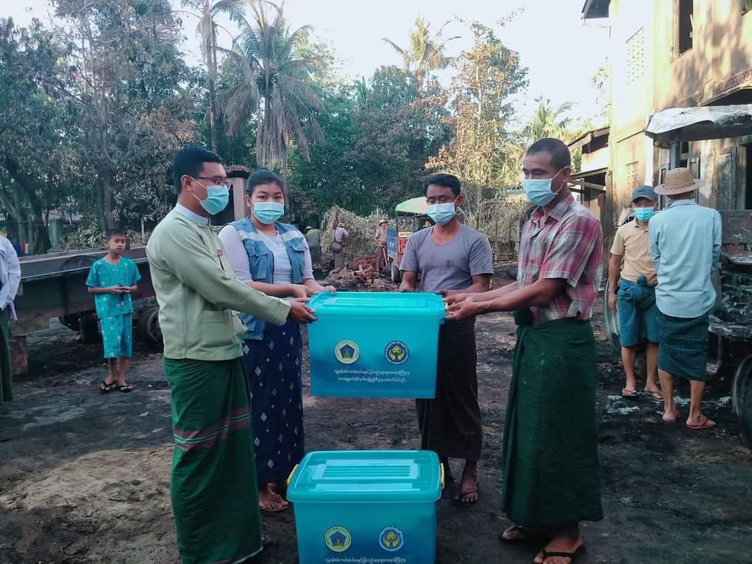ဒိုက်ဦးမြို့နယ်မှ မီးဘေးသင့်ပြည်သူများအား ထောက်ပံ့ငွေနှင့်ပစ္စည်းများ