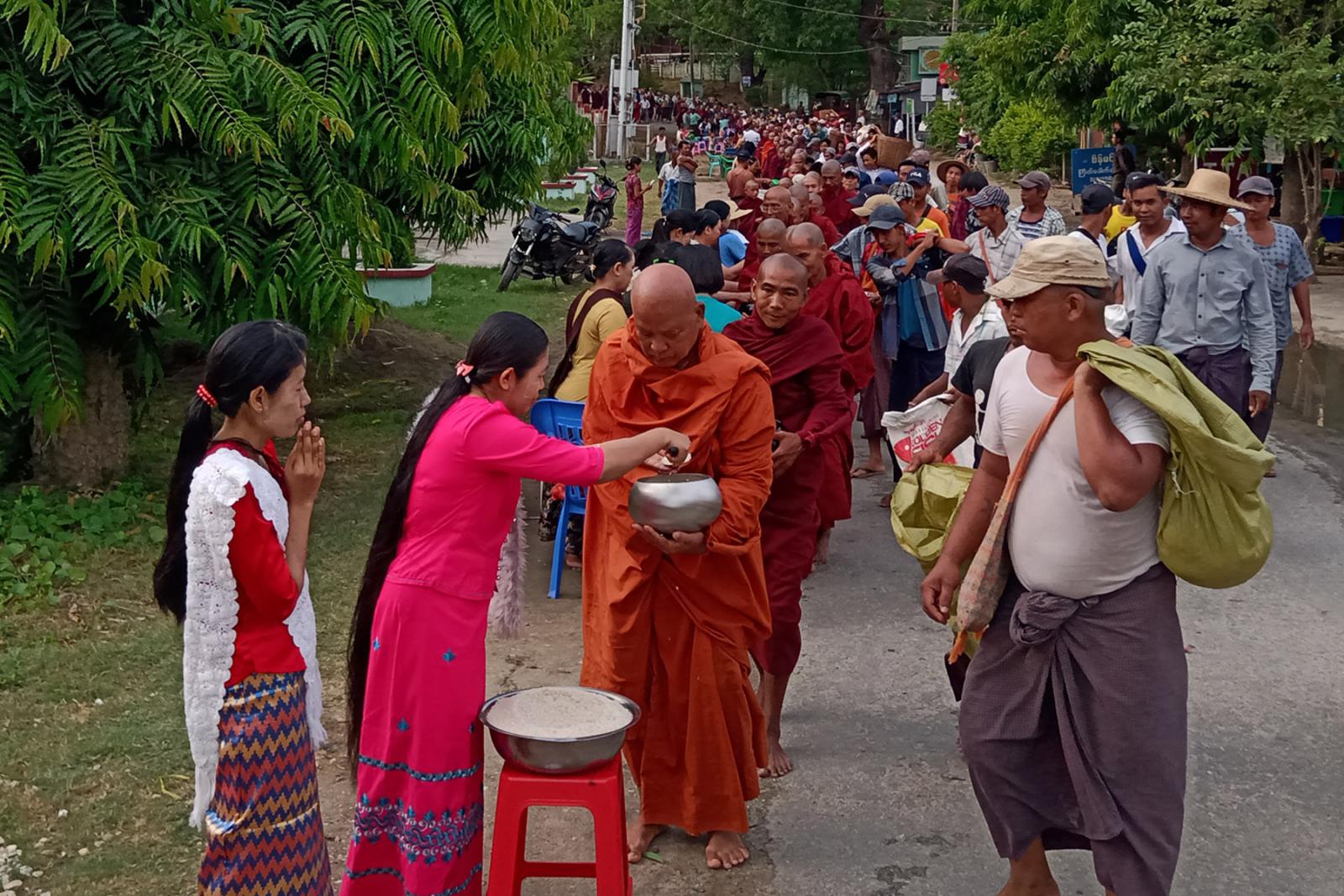 ကံမမြို့၌ ကဆုန်လပြည့်နေ့ မြို့လုံးကျွတ် ဆွမ်းဆန်စိမ်းလောင်းလှူပွဲကျင်းပ