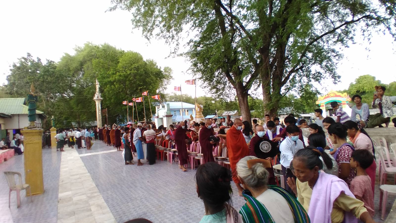 နတ်မောက်မြို့ ကန်ကြီးရပ်ကွက်ရှိ ရွှေဘုံသာမိုးကောင်းဘုရားကြီးတွင် ဆွမ