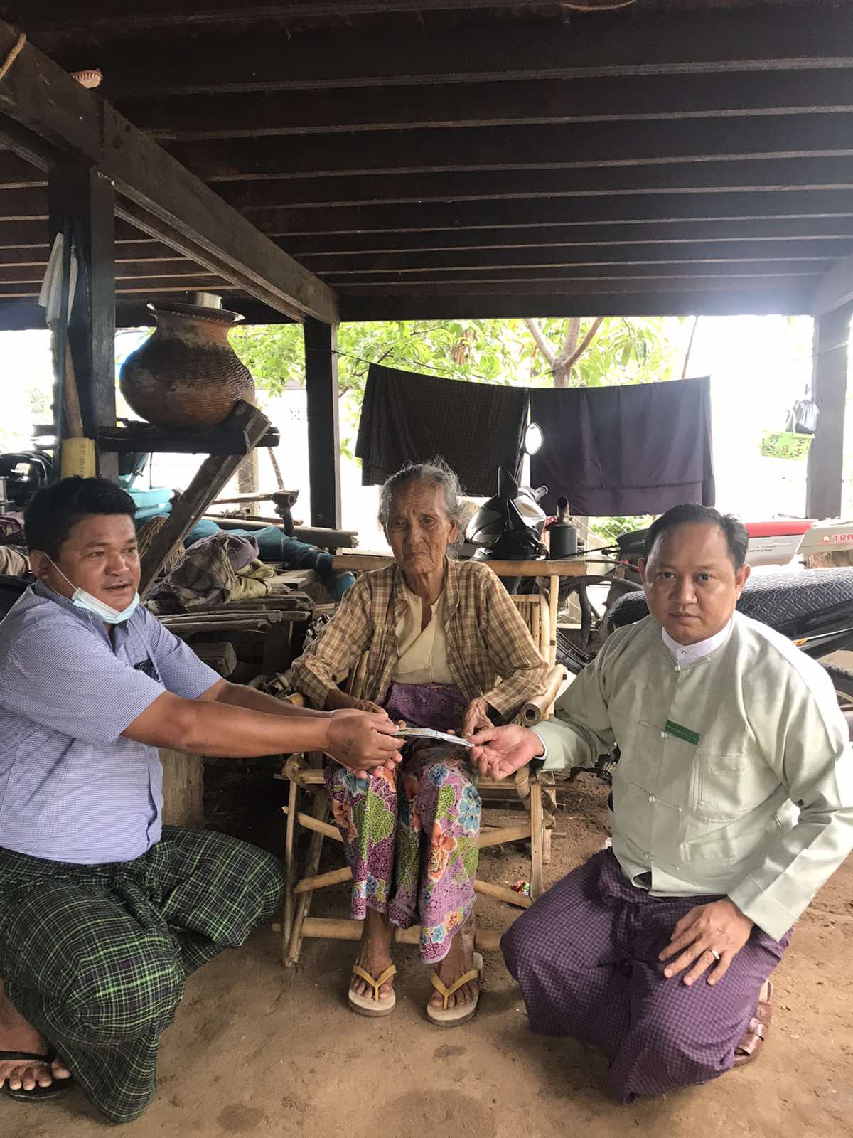 ရေတာရှည်မြို့နယ်တွင် အသက် ၈၅ နှစ်နှင့်အထက် သက်ကြီးဘိုးဘွားများအား လူမ