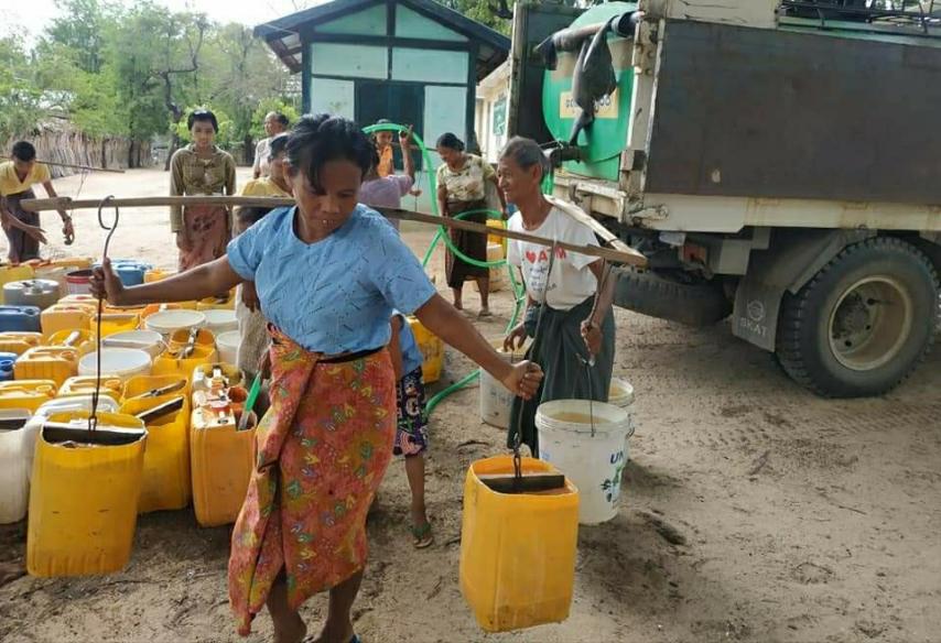 သောက်သုံးရေရှားပါးသည့် ပျဉ်တိုင်းကျေးရွာသို့ ရေဂါလံ ၂၄၀၀လှူဒါန်း
