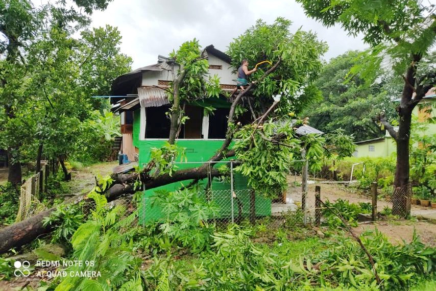 သထုံမြို့နယ်တွင် လေပြင်းတိုက်ခတ်ပြီး သစ်ပင်များလဲကျသောကြောင့် လူနေအဆောက