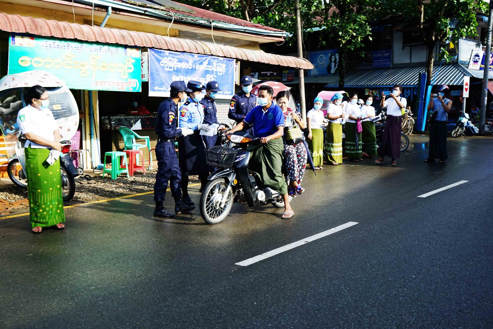 သံတွဲမြို့၌ ကိုဗစ် ၁၉ ရောဂါကာကွယ်ရေး အသိပညာပေးခြင်းနှင့် နှာခေါင်းစည်းမ