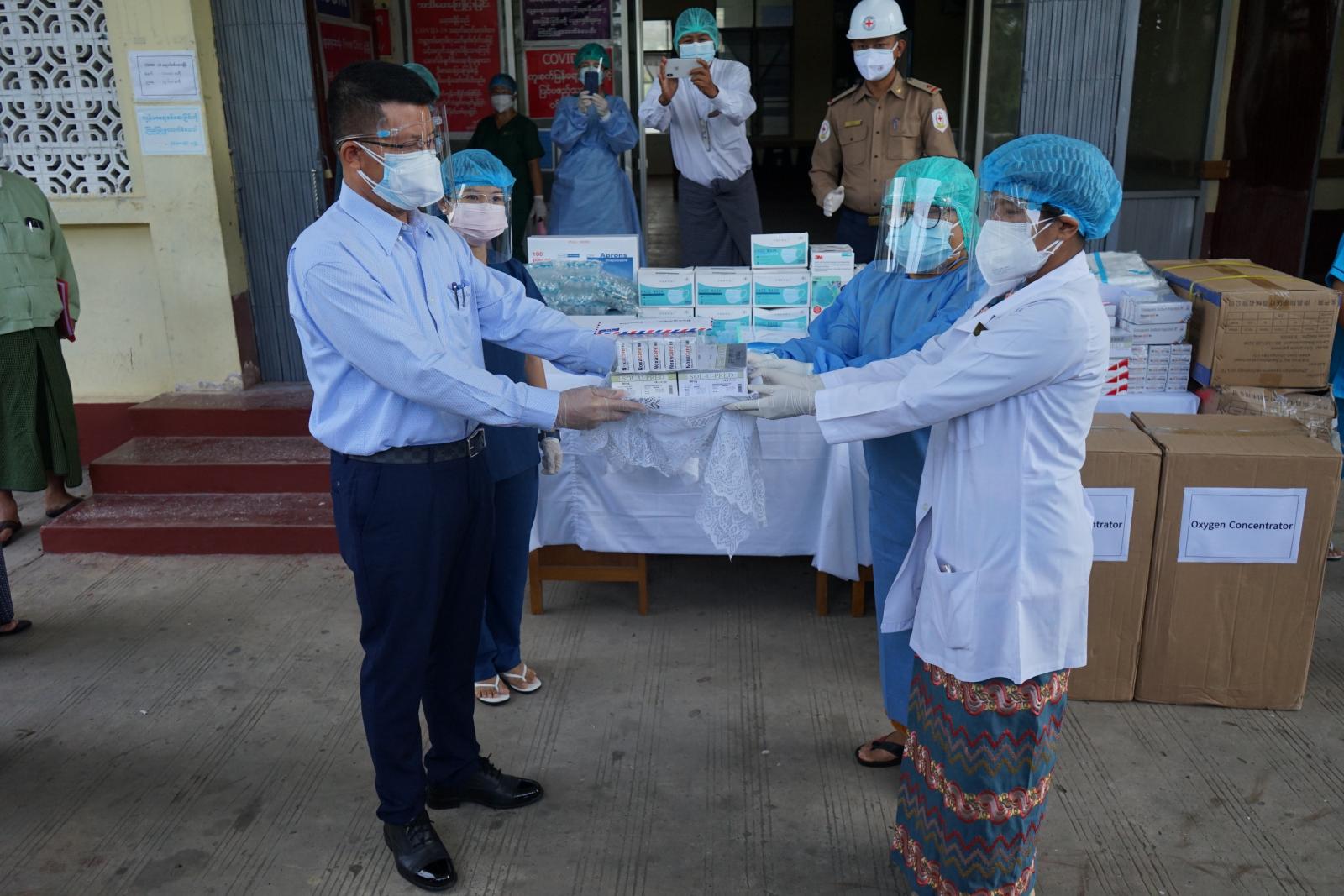 ဖျာပုံမြို့တွင် ဧရာဝတီတိုင်းဒေသကြီးဝန်ကြီးချုပ် ဦးတင်မောင်ဝင်းမှ ကိုဗစ