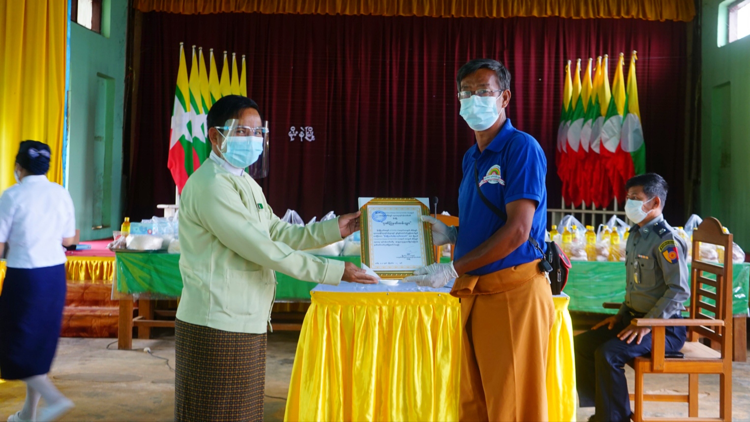 မိုးနဲမြို့၌ စေတနာ့ဝန်ထမ်းများအား ဂုဏ်ပြုမှတ်တမ်းလွှာများ ပေးအပ်ချီးမ