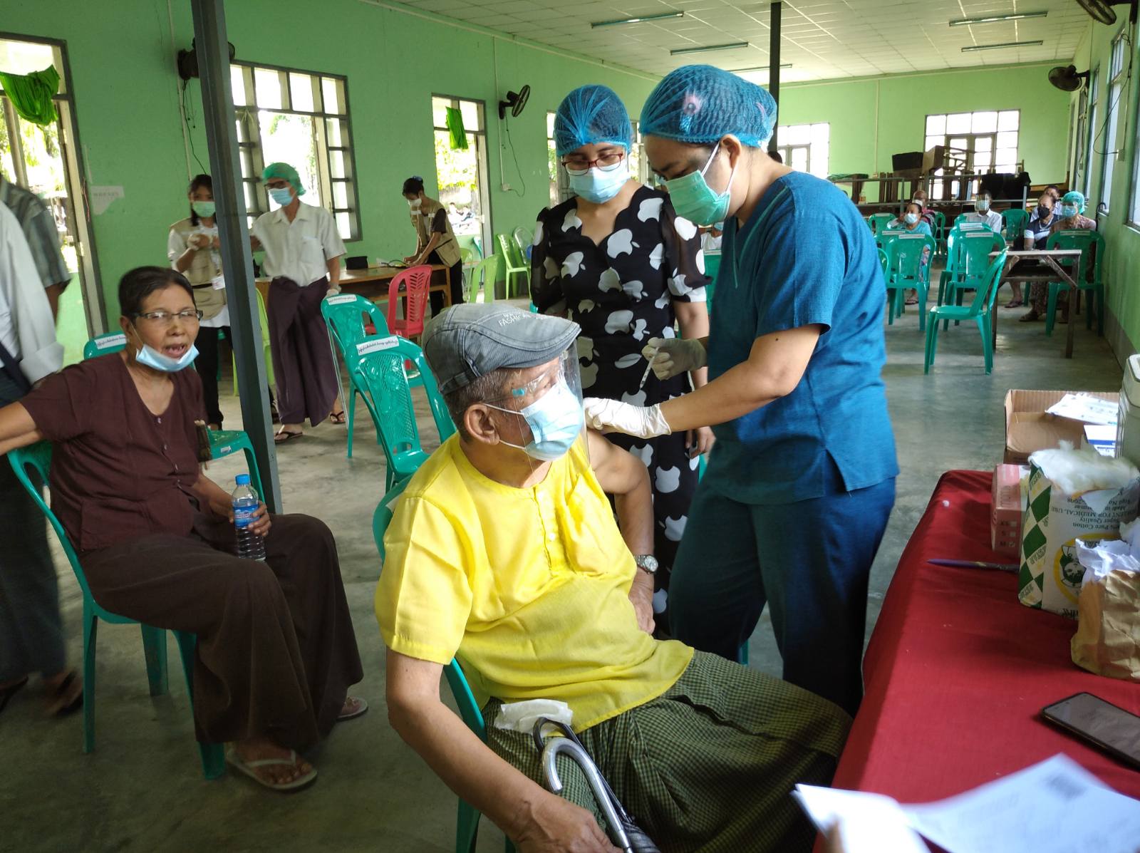 ဒေါပုံမြို့နယ်တွင်အသက်၆၅နှစ်အထက် ဘိုးဘွားများအား ကိုဗစ် ၁၉‌ ‌‌ရောဂါကာက