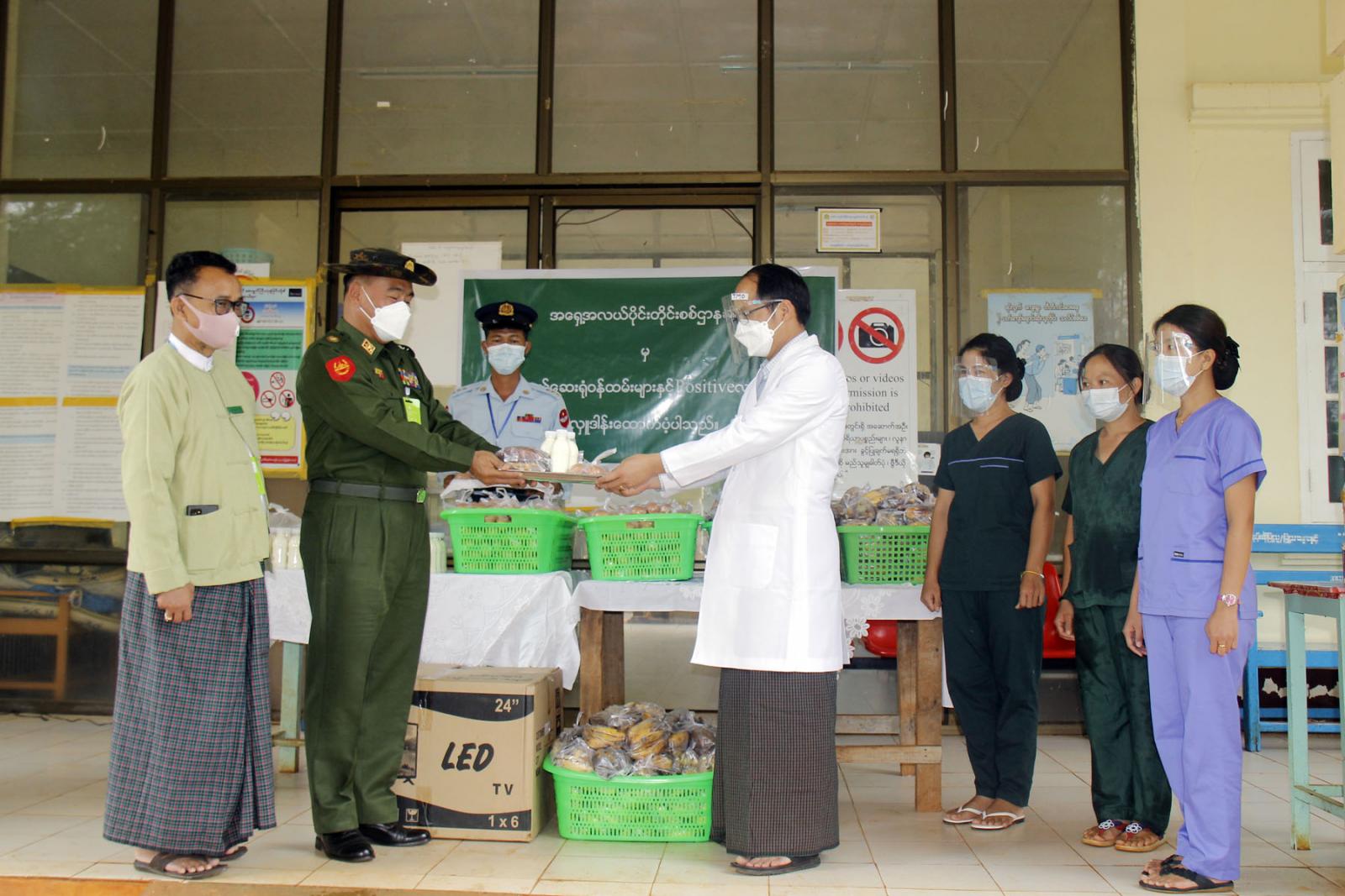နမ့်စန်တွင် တပ်မတော်ဆေးရုံနှင့်မြို့နယ်ပြည်သူ့ဆေးရုံရှိ ကျန်းမာရေးဝန်ထမ