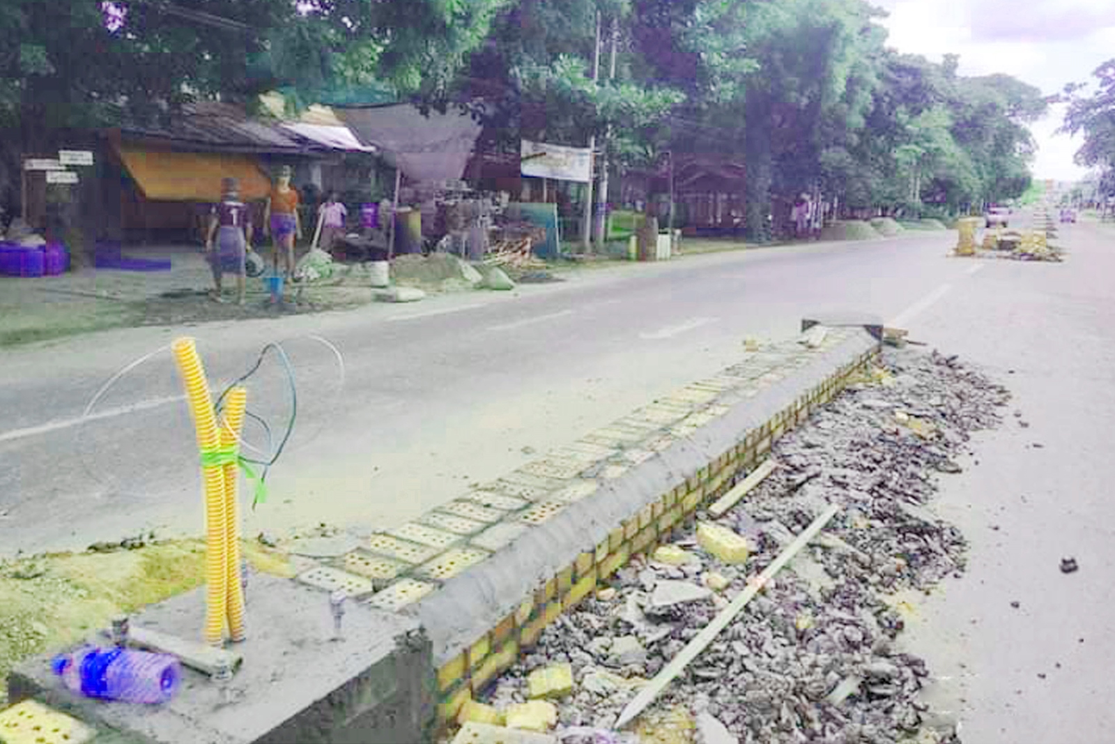 မိတ္ထီလာ ကျောက်ပန်းတောင်းသွားကားလမ်း မိတ္ထီလာတက္ကသိုလ်ရှေ့တွင် လမ်းလယ်ကျွန်းနှင့် လမ်းမီးတိုင်မ