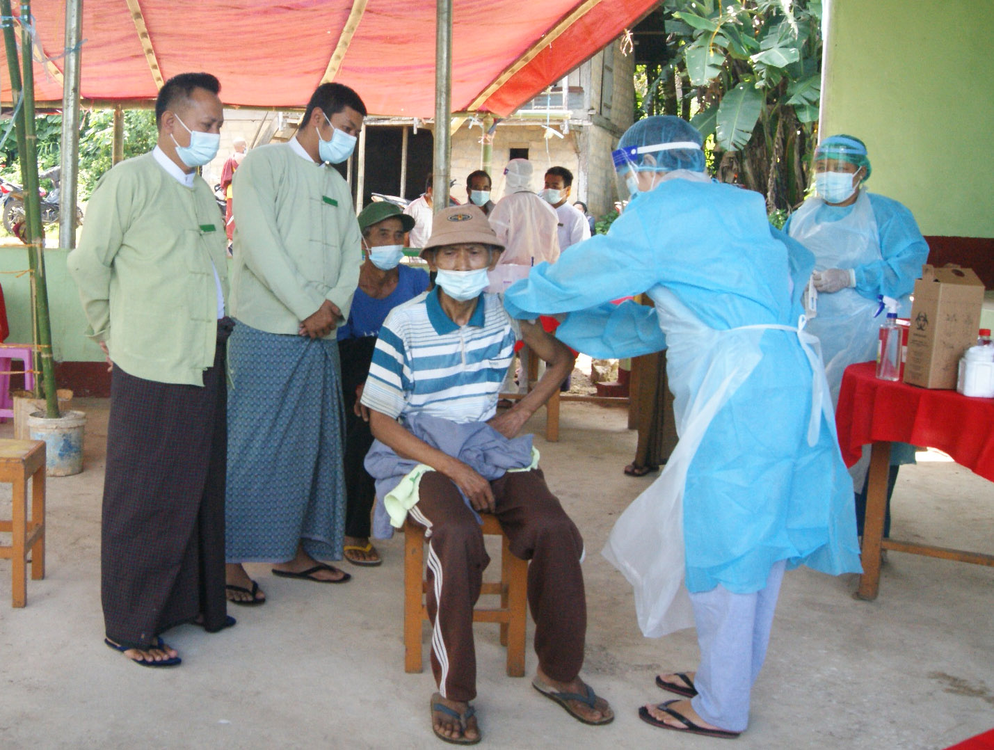 ပန်လုံမြို့၊ မုန်းကွန်ကျေးရွာအုပ်စု၌ အသက် ၆၀ နှစ်အထက် ပြည်သူများအား ကိုဗစ် ၁၉ ရောဂါကာကွယ်ဆေး