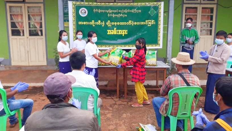 မိုးနဲမြို့၌ အစားထိုးသီးနှံ ဆောင်းနေကြာမျိုးစေ့ ထောက်ပံ့ပေးအပ