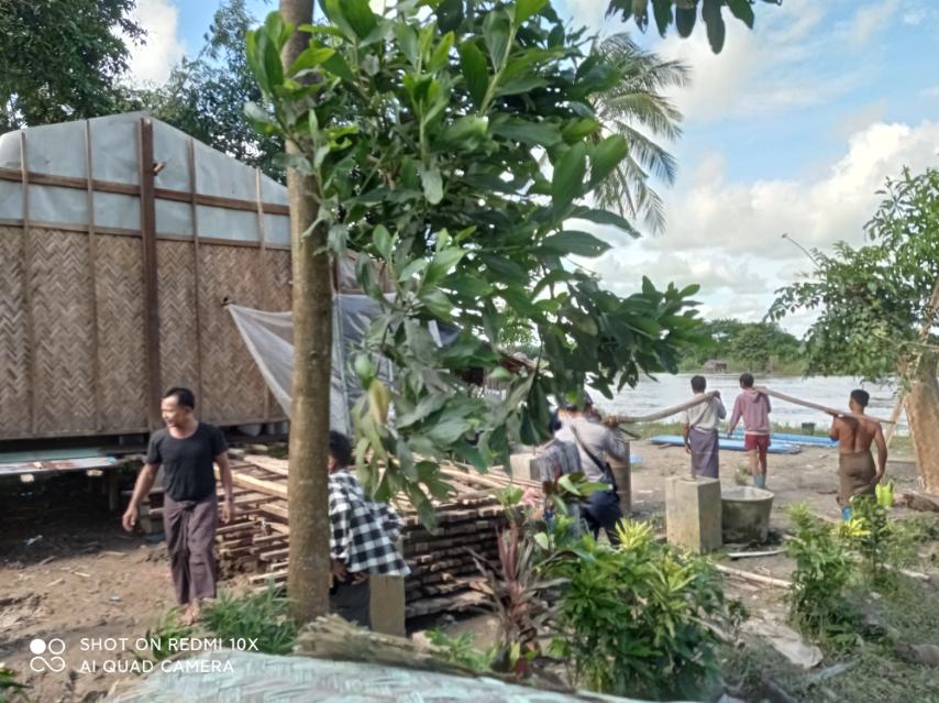 ဝါးခယ်မမြို့နယ်၊ ဟင်္သာဒုံးကျေးရွာတွင် ဧရာဝတီမြစ်ရေတိုက်စား၍ မြစ်ကမ်းပ