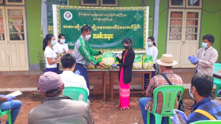 မိုးနဲမြို့၌ အစားထိုးသီးနှံ ဆောင်းနေကြာမျိုးစေ့ ထောက်ပံ့ပေးအပ