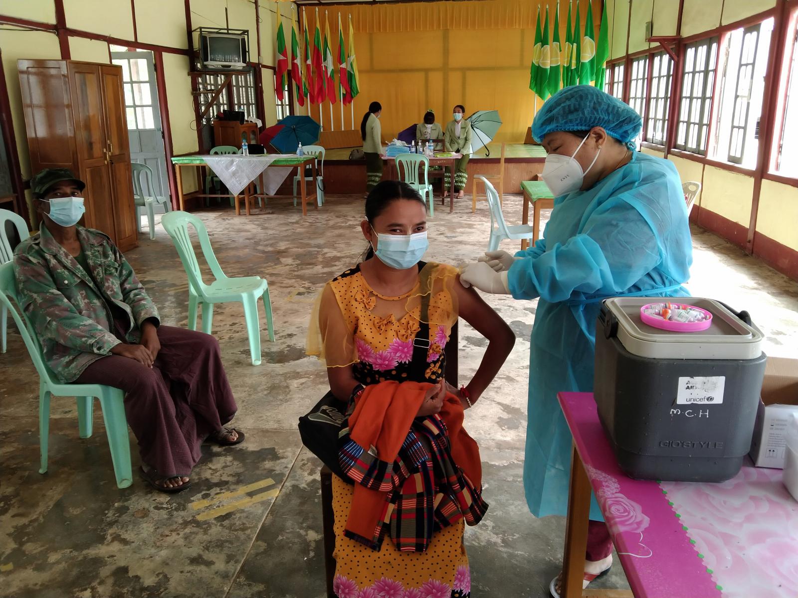 ပင်လောင်းမြို့နယ် အ ထ က ၂ ၌ ဦးစားပေးအုပ်စုတွင်ပါဝင်သူများအား ကိုဗစ် ၁၉