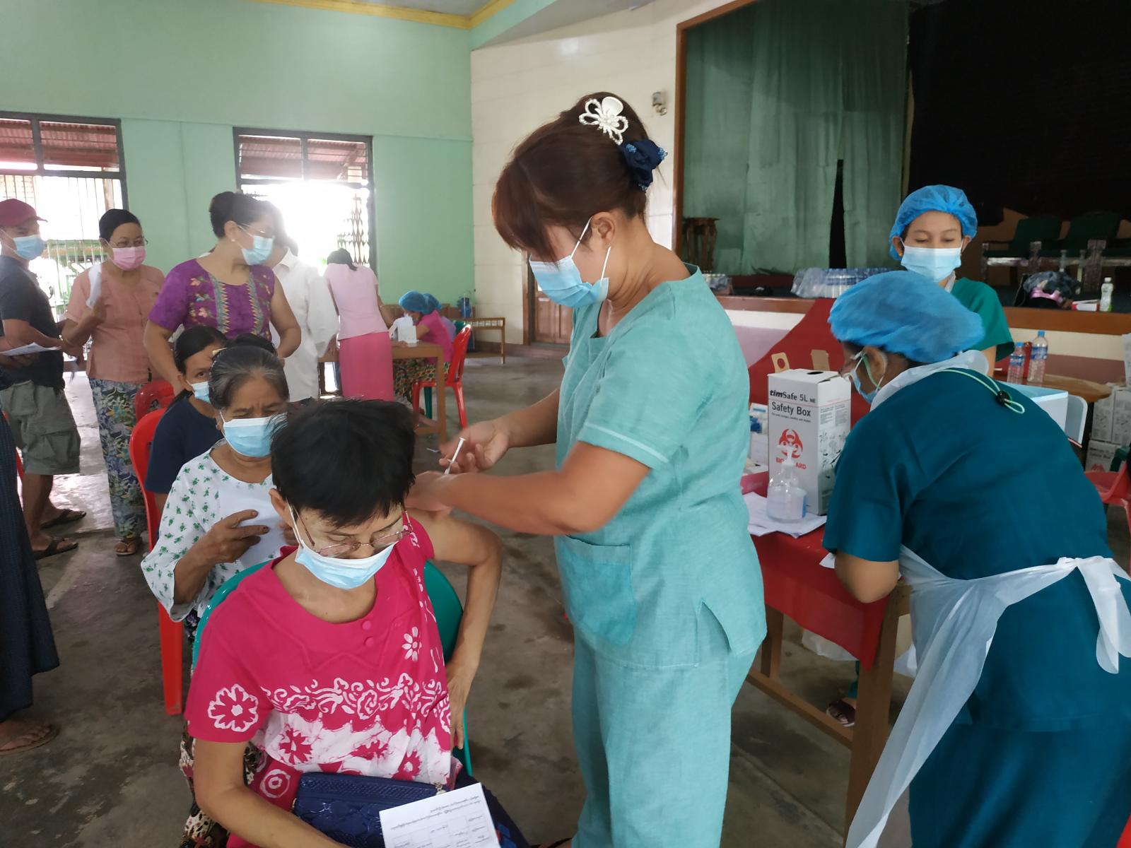 ဟင်္သာတမြို့နယ်၌ အသက် ၅၅ နှစ်မှ ၆၄ နှစ်အတွင်း ပြည်သူများ ကိုဗစ်ကာကွယ