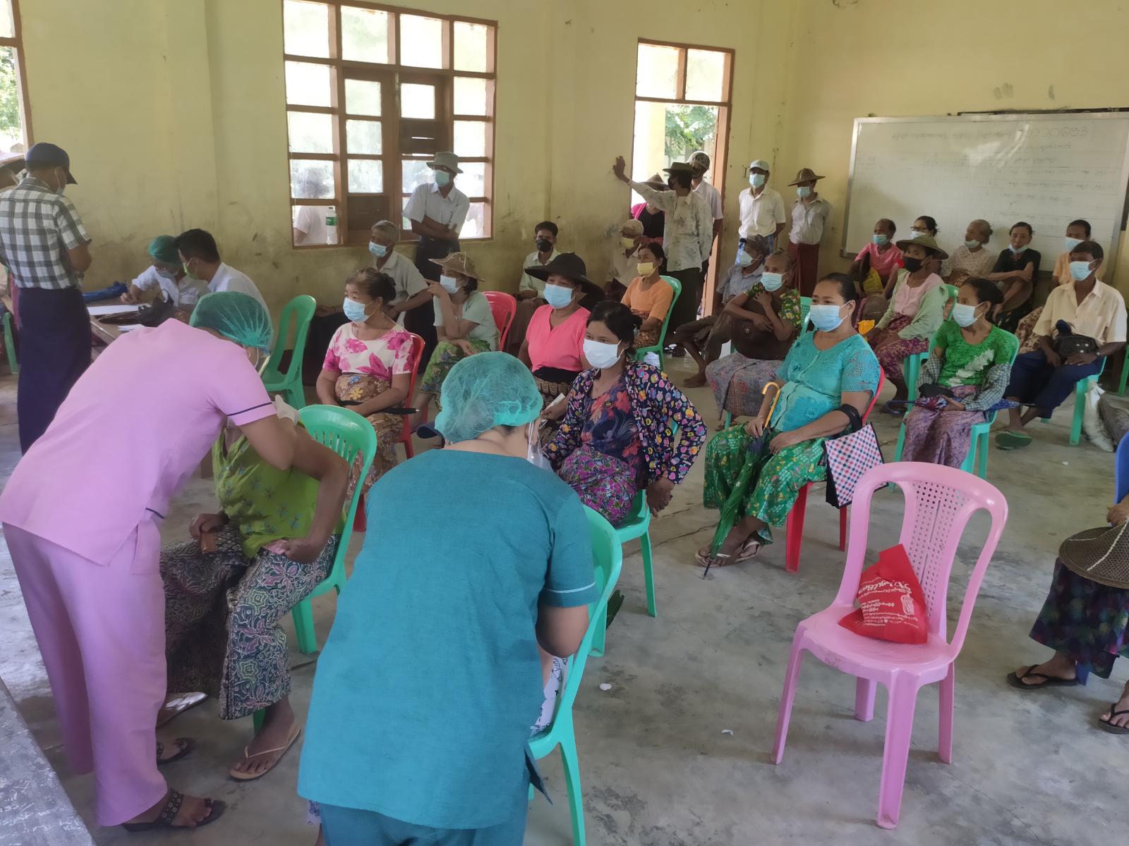 ငရုတ်ကောင်းမြို့၌ အသက် ၅၅ နှစ်အထက် ပြည်သူများအား ကိုဗစ် ၁၉ ကာကွယ်ဆေး